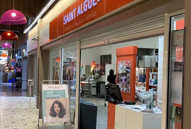 LE POINT COM - Décoration et signalétique d'un salon de coiffure