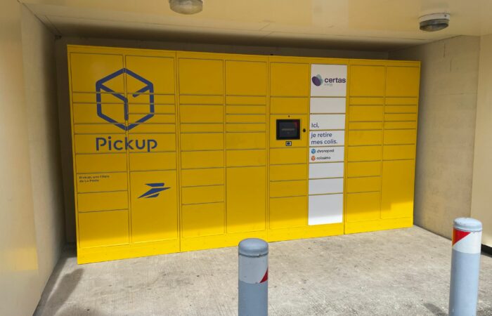 LE POINT COM - Fabrication & pose d'adhésifs pour un relais colis